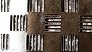 穴が、空間に光とリズムを生む ──美しく透けるアルミの有孔パネルという提案 | デザイン金属ライブラリ produced by MAKO