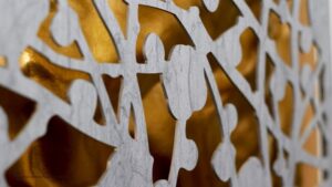 穴が、空間に光とリズムを生む ──美しく透けるアルミの有孔パネルという提案 | デザイン金属ライブラリ produced by MAKO